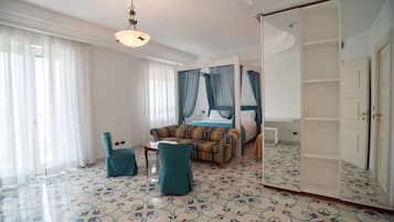 Suíte júnior, vista parcial para o mar | 1 quarto, edredons de pluma, frigobar, escrivaninha