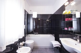 Quarto triplo clássico | Banheiro | Chuveiro, produtos de toalete grátis, secador de cabelo, bidê