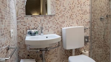 Quarto Duplo Básico | Casa de banho | Um polibã, artigos de higiene pessoal grátis, um secador de cabelo