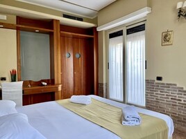 Minibar, cofre no quarto, com decoração personalizada, secretária 