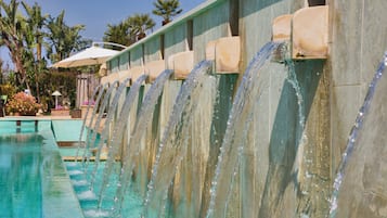 2 piscinas exteriores, guarda-sóis, espreguiçadeiras