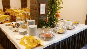 Café da manhã com buffet grátis todos os dias
