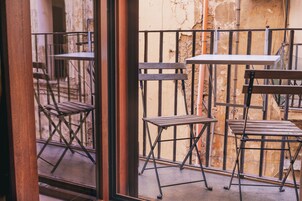 Minibar, cofre no quarto, secretária, ferro/tábua de engomar 