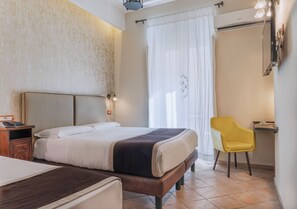 Quarto triplo standard | Frigobar, cofres nos quartos, escrivaninha