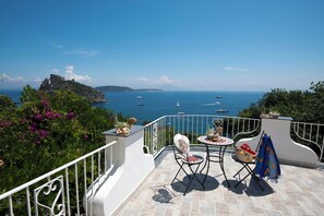 Quarto Duplo Superior, vista para o mar | Cofre no quarto, secretária, Wi-fi grátis, roupa de cama fornecida 