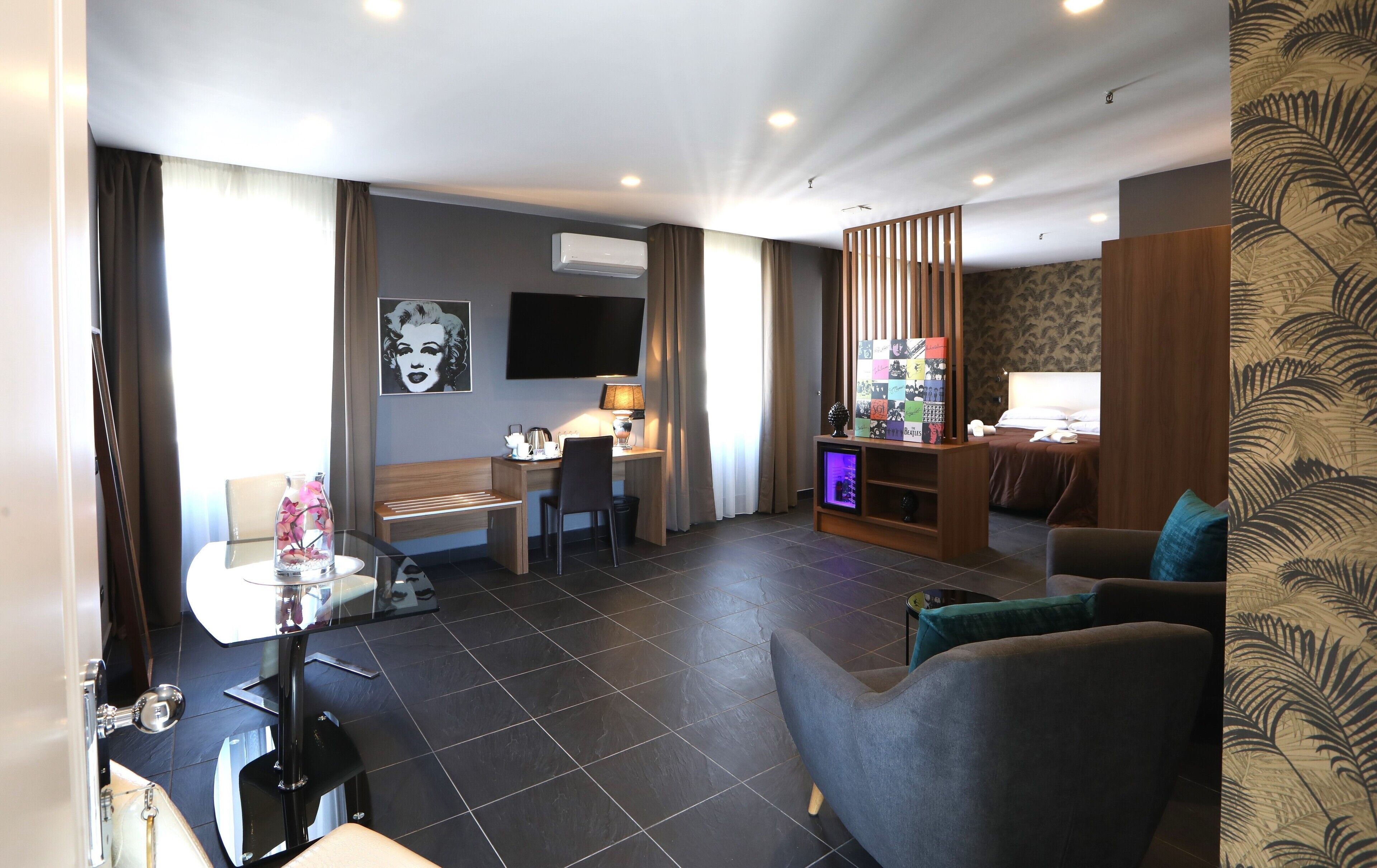 Suite Deluxe | Minibar, secretária, secretária adequada para computadores portáteis 