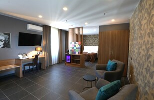 Suite Deluxe | Minibar, secretária, secretária adequada para computadores portáteis