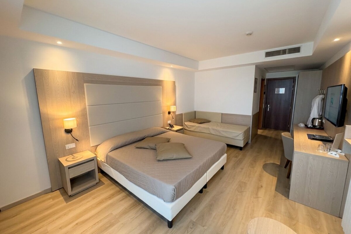 Quarto Triplo Superior | Edredões de penas, minibar, cofre no quarto, secretária 