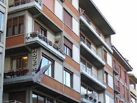 Um hotel com vários andares e varandas em cada andar.