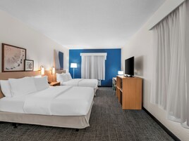 Quarto, 2 camas queen-size | Secretária, secretária adequada para computadores portáteis