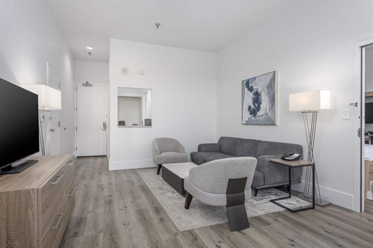 Suíte, 1 cama King (View) | Roupas de cama premium, cofres nos quartos, escrivaninha