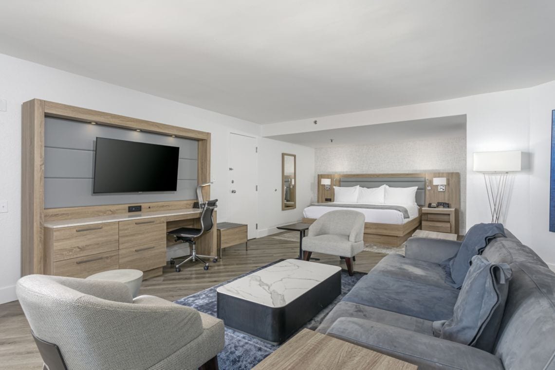 Suíte júnior, 1 cama King, vista para a piscina | Roupas de cama premium, cofres nos quartos, escrivaninha
