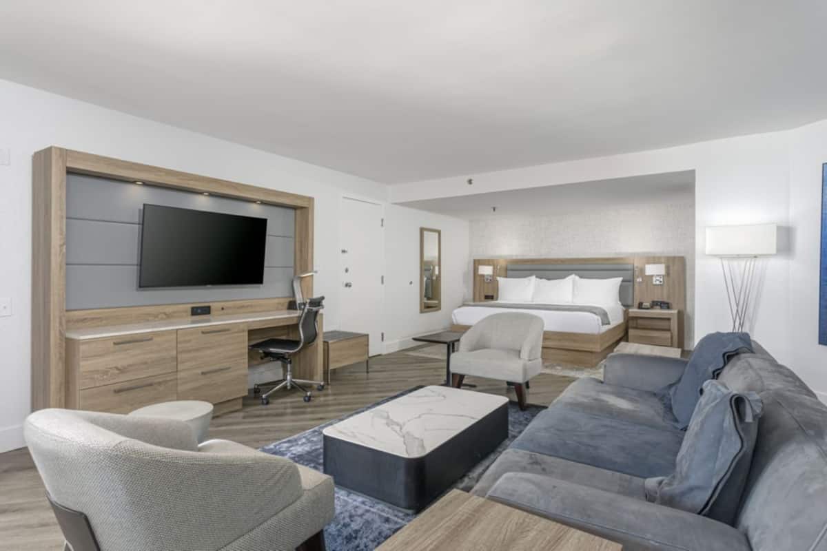 Suíte júnior, 1 cama King, vista para a piscina | Roupas de cama premium, cofres nos quartos, escrivaninha