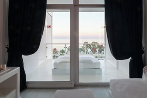 Deluxe Room, Sea View | Frigobar, cofres nos quartos, escrivaninha