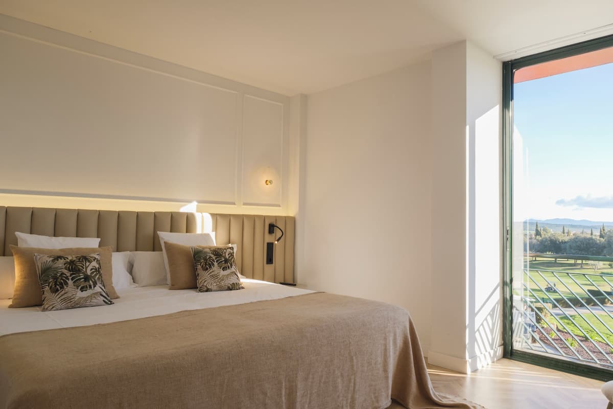 Roupas de cama premium, frigobar, cofres nos quartos, escrivaninha