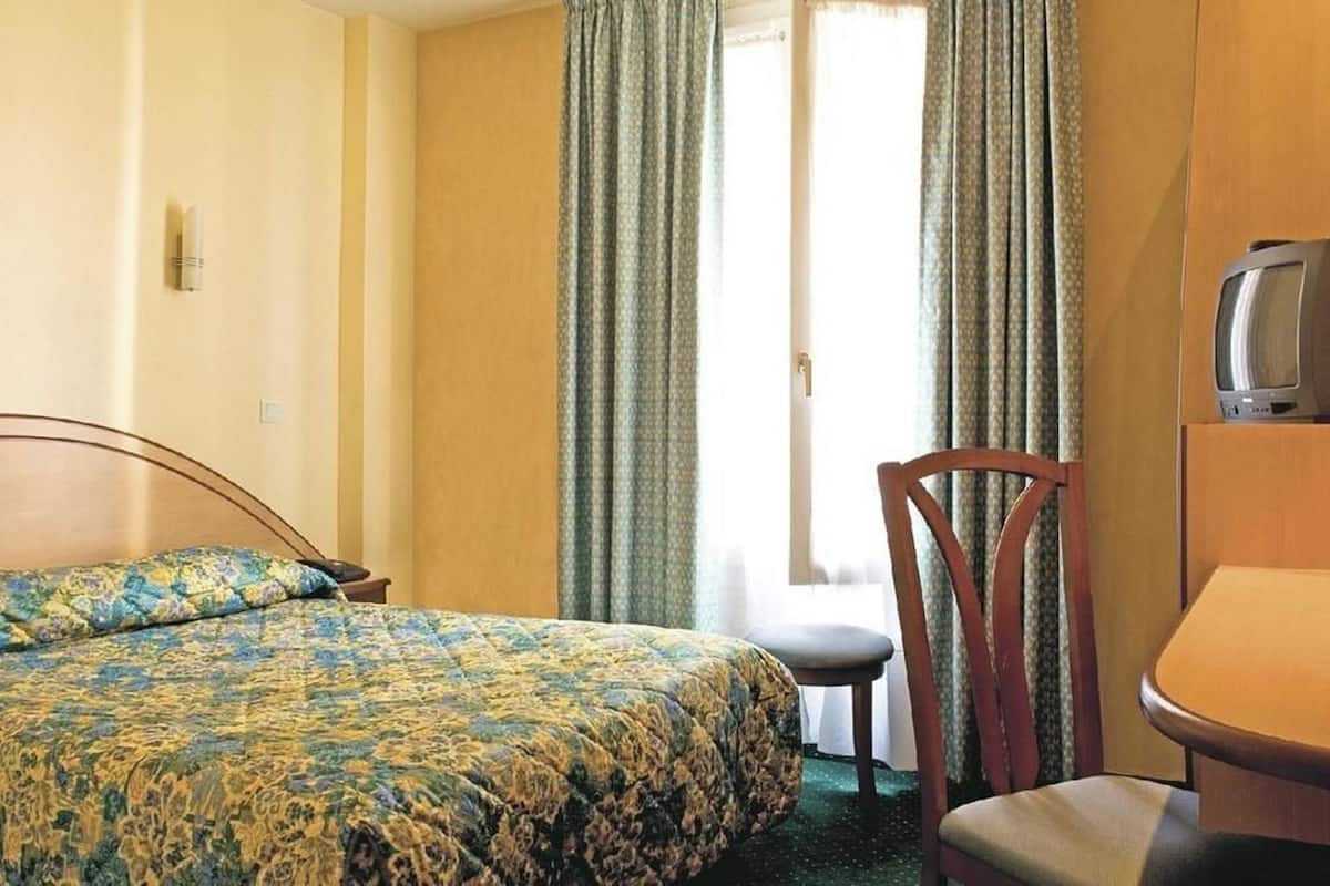 Roupa de alta qualidade, minibar, secretária, quartos insonorizados 
