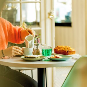 Café da manhã com buffet todos os dias (EUR 15 por pessoa) 