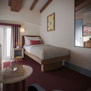 Small Room with Single Bed | Cofre no quarto, cortinas/cortinados opacos, ferro/tábua de engomar 
