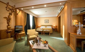 Quarto Triplo | Edredões de penas, minibar, cofre com capacidade para portátil 