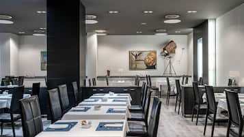 Café da manhã com buffet todos os dias (EUR 13 por pessoa)
