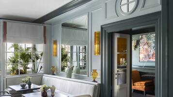 Pequeno-almoço completo diário (45 EUR por pessoa)