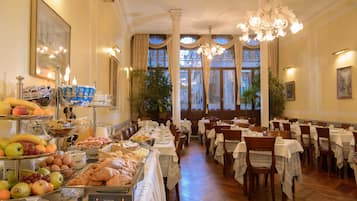 Café da manhã com buffet grátis todos os dias