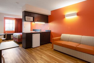 Suite Standard, 1 cama queen-size, não fumadores | Secretária, ferro/tábua de engomar, Wi-fi grátis 