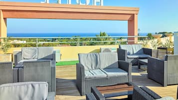 Terraço com espreguiçadeiras