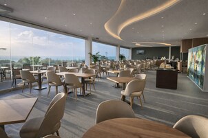 Pequenos-almoços servidos, cozinha portuguesa, com vista para a piscina 