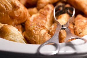 Um close-up de um prato de pastelaria com um cortador de massa no centro.