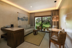 Suíte real (RETREAT DELUXE GARDEN) | Frigobar (abastecido com itens grátis), escrivaninha