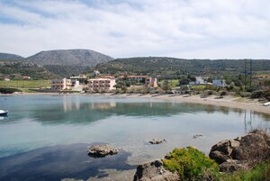 Na praia, espreguiçadeiras, guarda-sóis 
