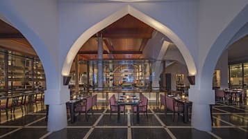6 restaurantes, pequenos-almoços servidos, cozinha internacional