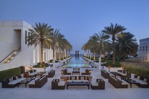 3 piscinas exteriores, da(s) 08:00 à(s) 18:00, toldos gratuitos 