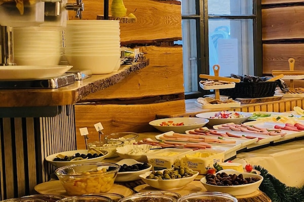 Café da manhã com buffet grátis todos os dias