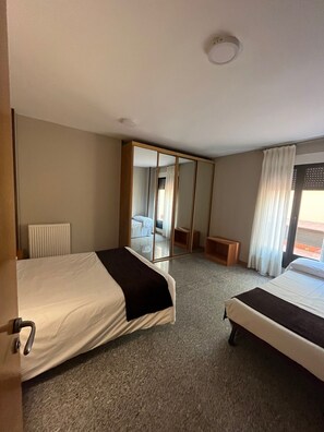 Apartamento, 1 quarto (5 people) | Cortinas/cortinados opacos, ferro/tábua de engomar, Wi-fi grátis 