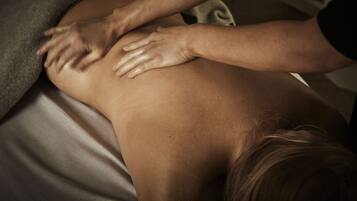 Uma sessão de massagem em andamento.