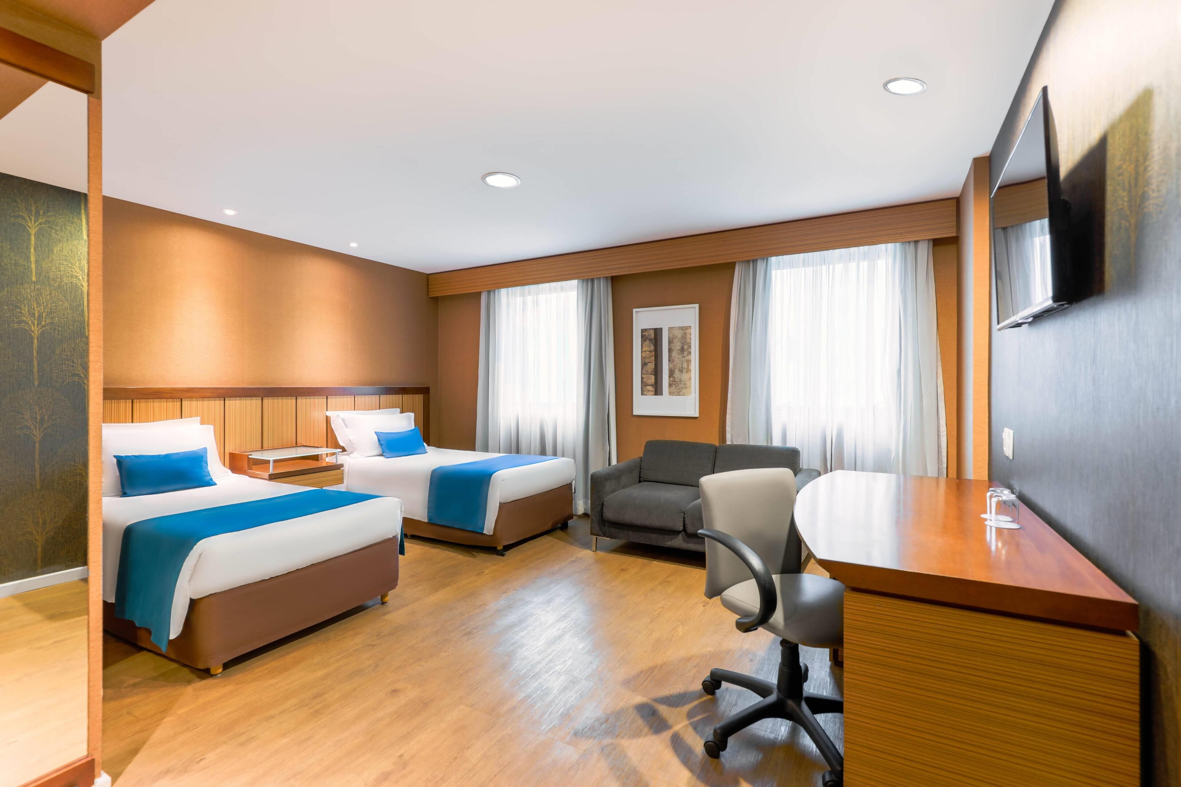 Roupa hipoalergénica, minibar, cofre no quarto, secretária 
