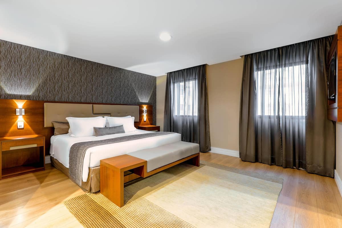 Suite Premium, 1 cama king-size | Roupa hipoalergénica, minibar, cofre no quarto, secretária