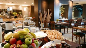 Pequeno-almoço tipo buffet diário (76 BRL por pessoa)