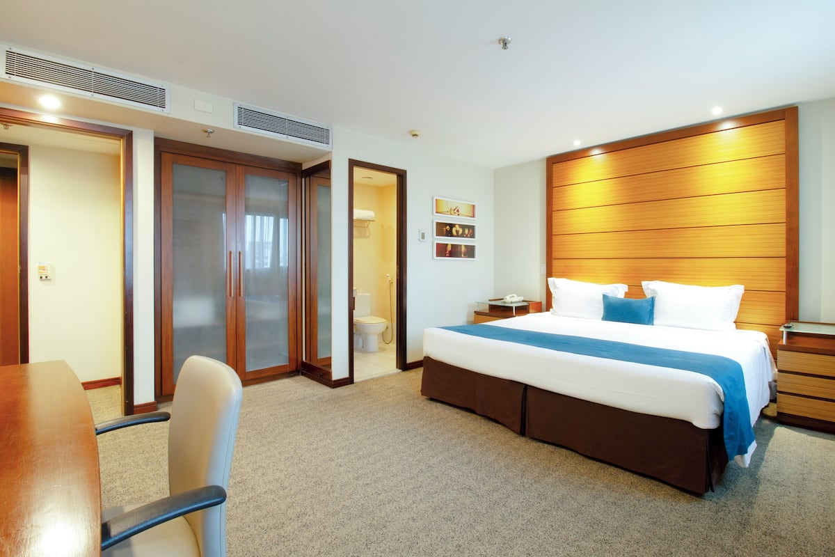 Suite, várias camas | Roupa hipoalergénica, minibar, cofre no quarto, secretária