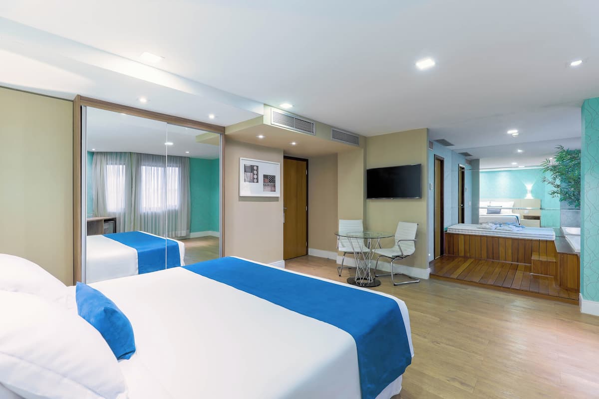 Suite, 1 cama king-size (Spa) | Roupa hipoalergénica, minibar, cofre no quarto, secretária