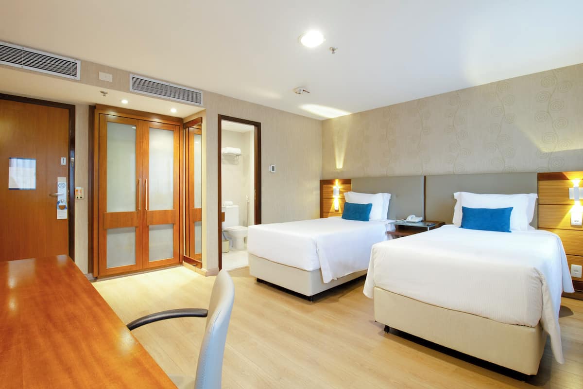 Roupa hipoalergénica, minibar, cofre no quarto, secretária