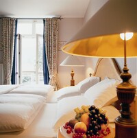 Roupa hipoalergénica, minibar, cofre no quarto, secretária 