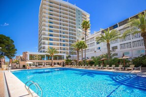 Piscina externa, espreguiçadeiras