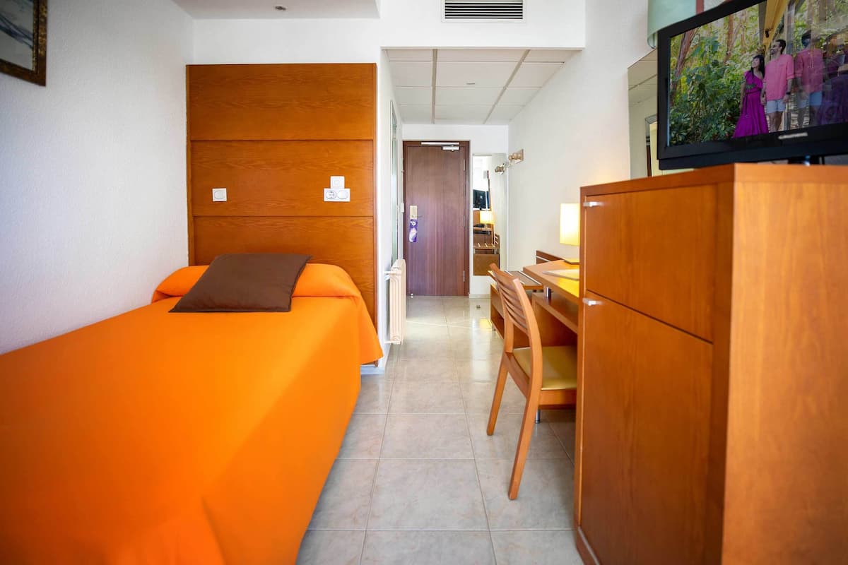 Quarto solteiro, terraço | Cofres nos quartos, escrivaninha, Wi-Fi de cortesia, roupa de cama