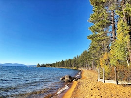 Praia particular, prática de vôlei de praia, prática de pesca