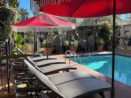 Piscina externa, guarda-sóis, espreguiçadeiras