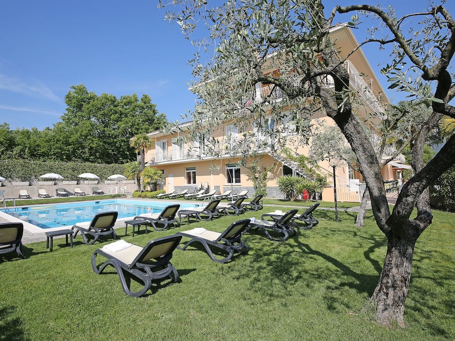 Piscina exterior sazonal, guarda-sóis, espreguiçadeiras