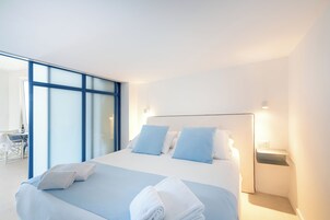 Family Apartment, Sea View, Split Level | Lençóis italianos Frette, roupa de alta qualidade, edredões de penas 